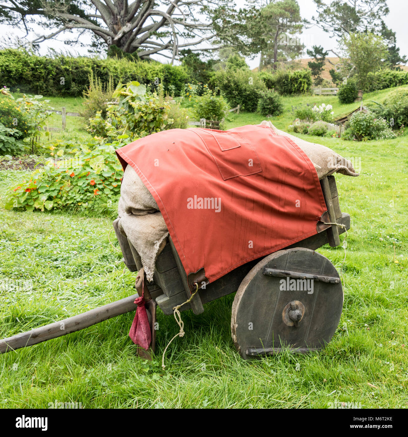 Hobbit houses, hobbiton movie set hi-res stock photography and images ...