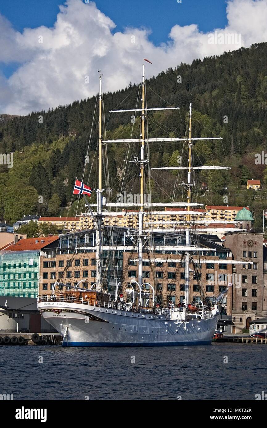 Three masted barque rigged sailing ship hi-res stock photography and ...