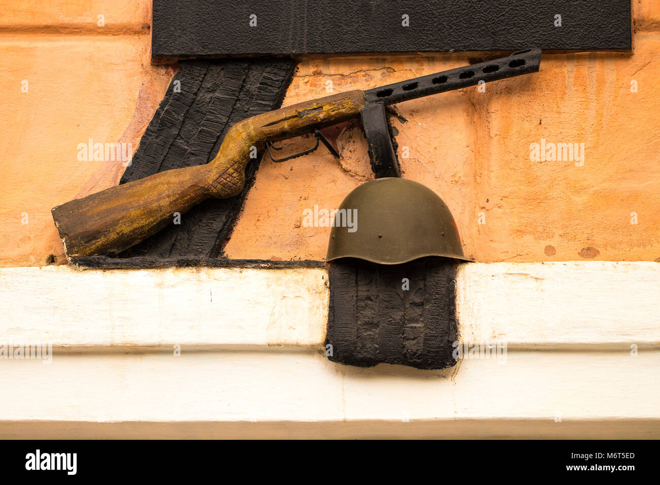 monument to the second world war, a helmet and a gun Stock Photo - Alamy