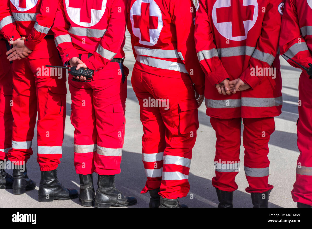 Red cross volunteer volunteers hi-res stock photography and images - Alamy