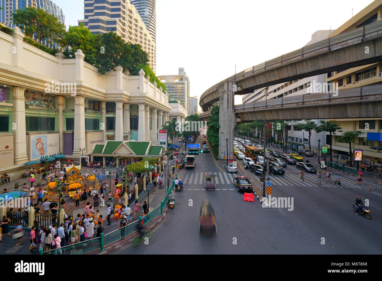 Bangkok,Thailand, - 05 Jan 2018 : The Erawan Shrine at Ratchaprasong ...