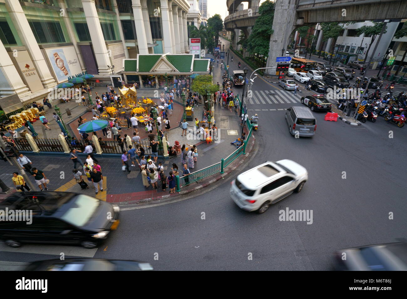 Bangkok,Thailand, - 05 Jan 2018 : The Erawan Shrine at Ratchaprasong ...