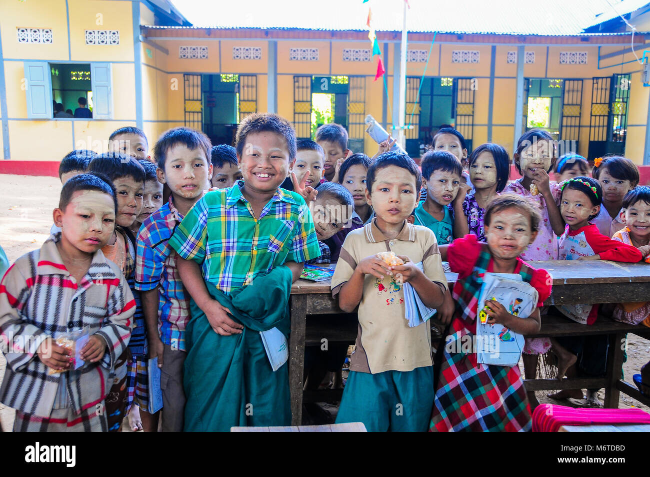 Burmese children hi-res stock photography and images - Alamy
