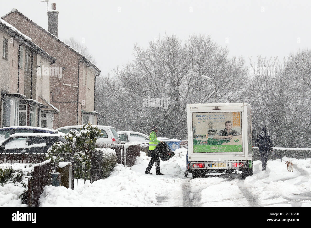 An ASDA delivery driver working in snowy conditions in Dunipace ...