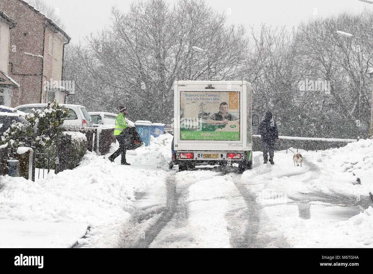 An ASDA delivery driver working in snowy conditions in Dunipace ...
