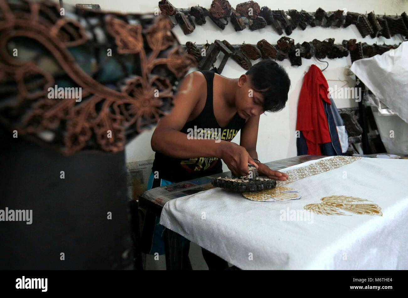 Yogyakarta, Indonesia. 05th Mar, 2018. Batik craftsman using Canting ...