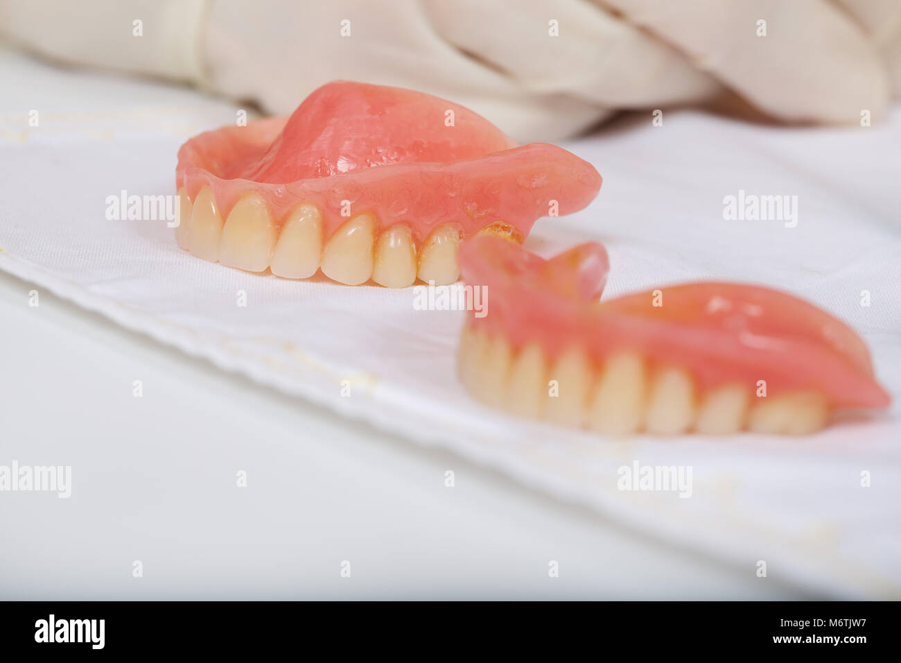 Complete denture on a stomatological table. Closeup Stock Photo - Alamy
