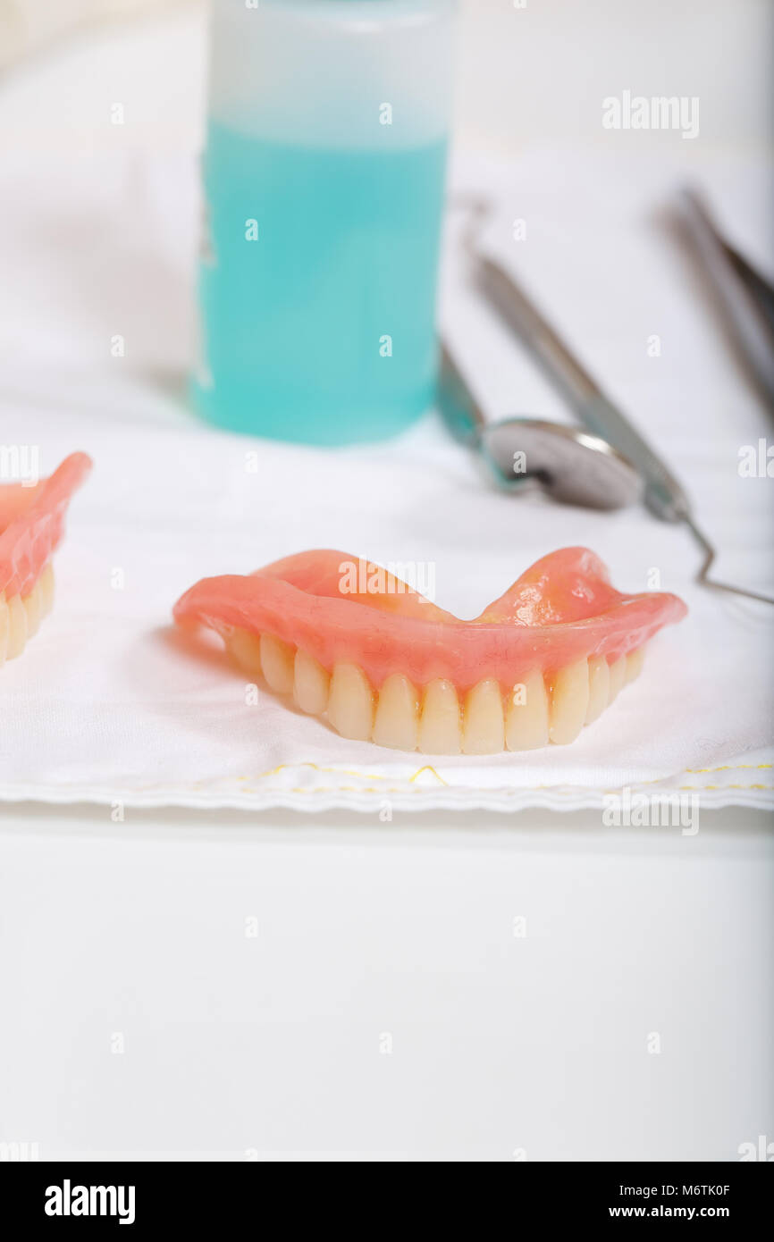 Complete denture on a stomatological table. Closeup Stock Photo - Alamy