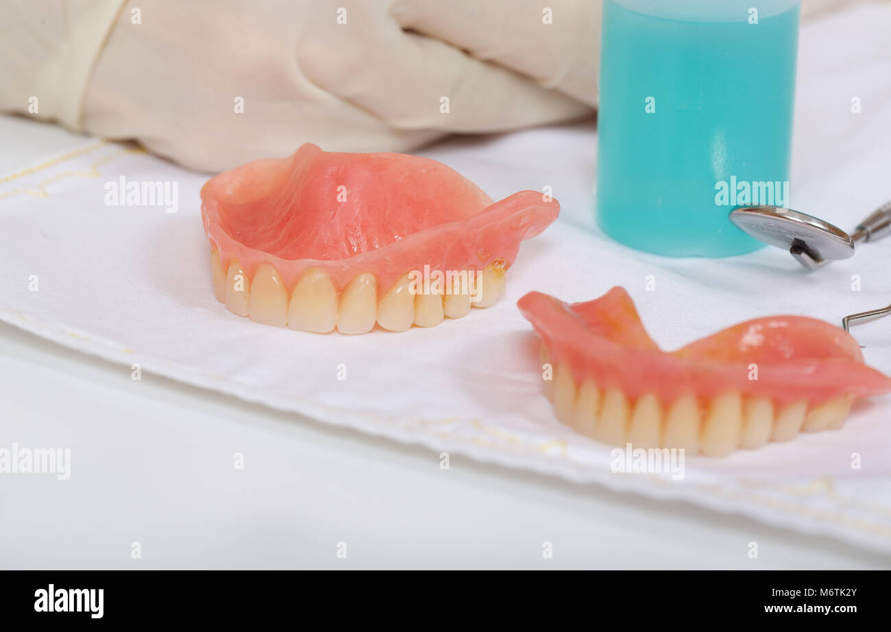 Complete denture on a stomatological table. Closeup Stock Photo - Alamy