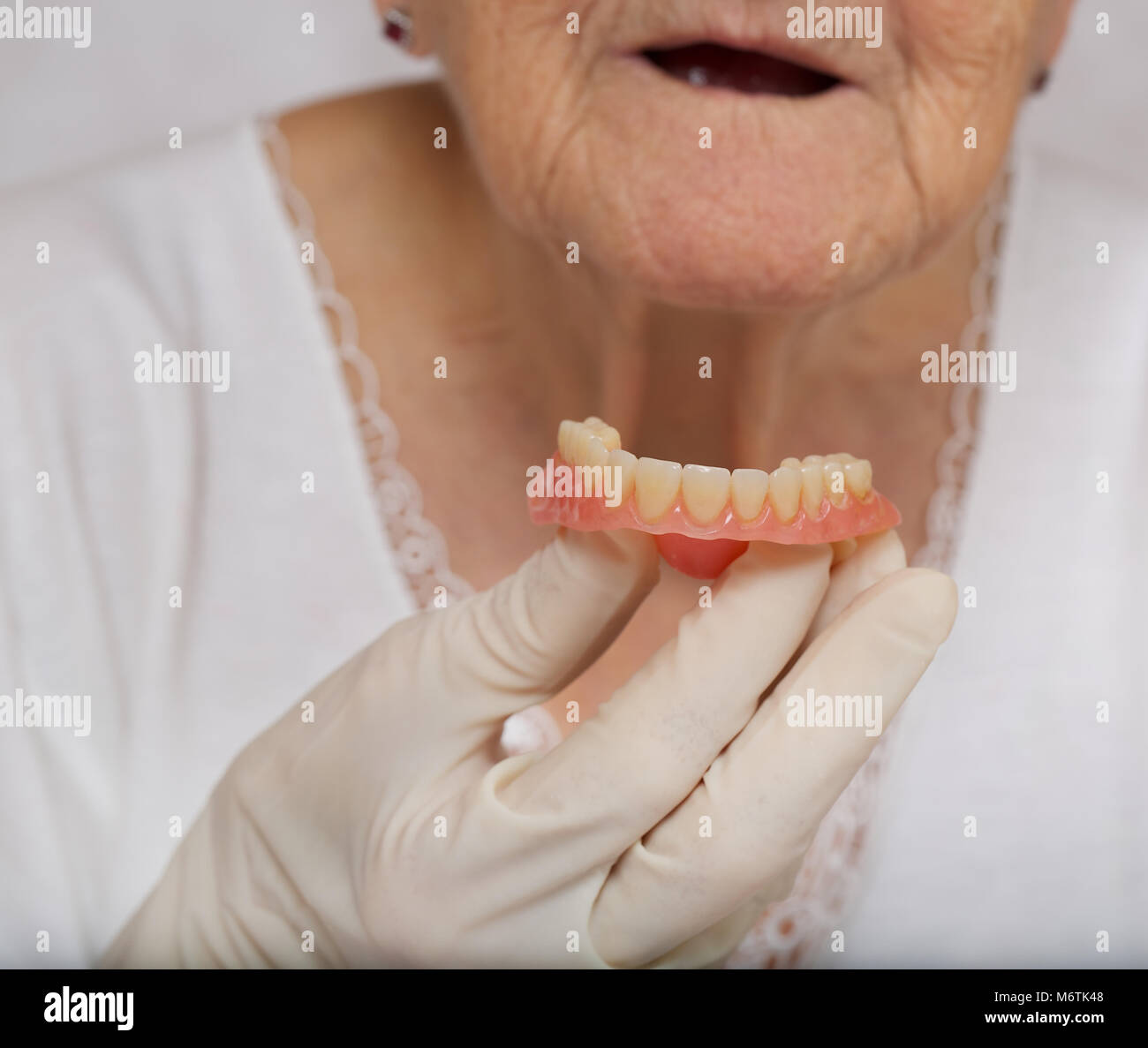Complete denture on a stomatological table. Closeup Stock Photo - Alamy