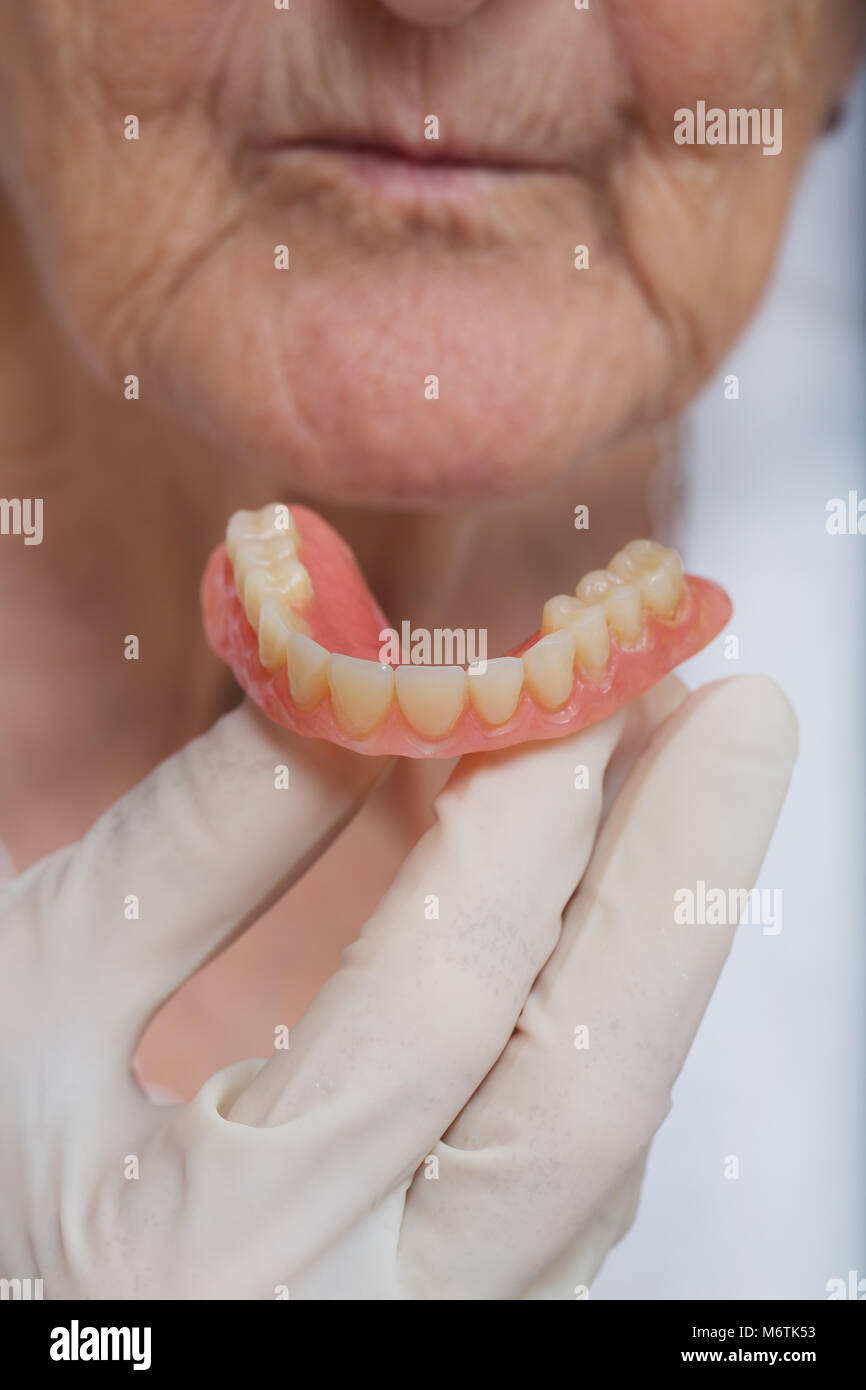 Complete denture on a stomatological table. Closeup Stock Photo - Alamy