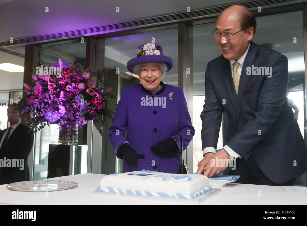 Queen Elizabeth II smiles as Secretary-General of the International ...