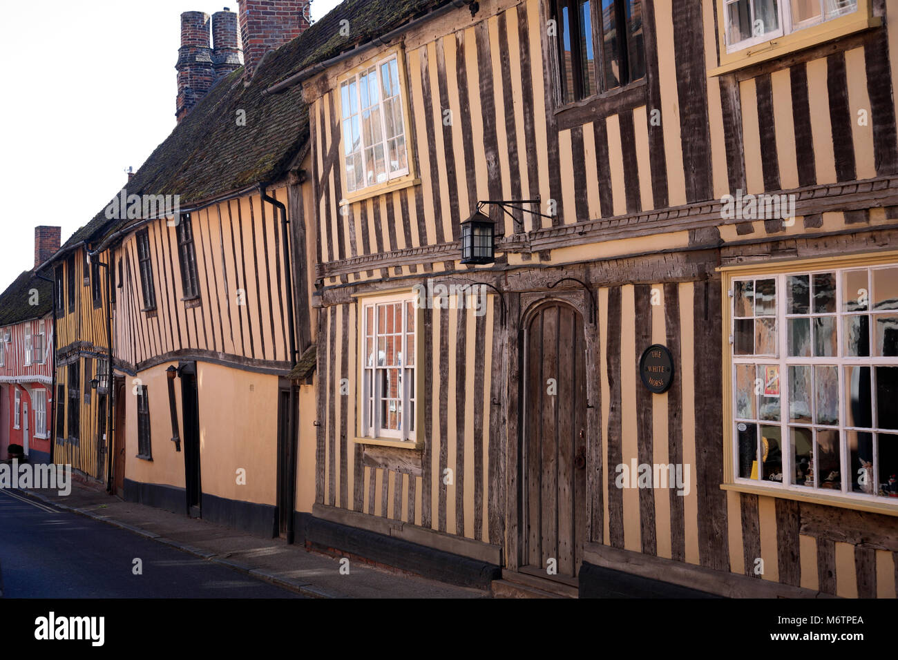 Colorful half timber framed thatched cottages, Lavenham village ...