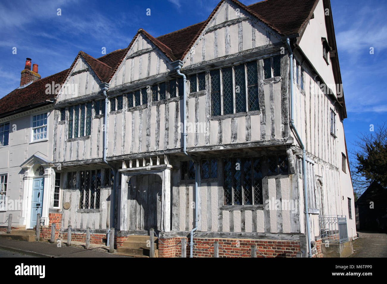 Colorful half timber framed thatched cottages, Lavenham village ...