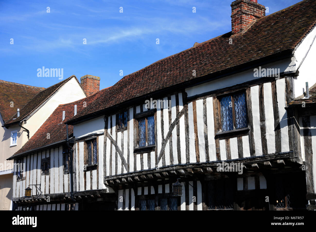 Colorful half timber framed thatched cottages, Lavenham village ...