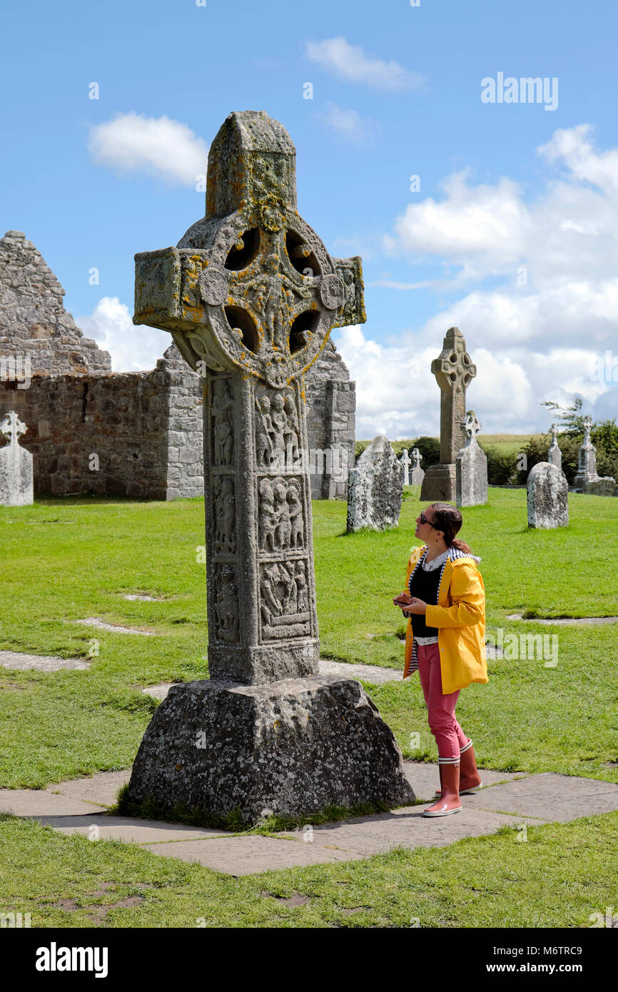 Ireland clonmacnoise cemetery hi-res stock photography and images - Alamy
