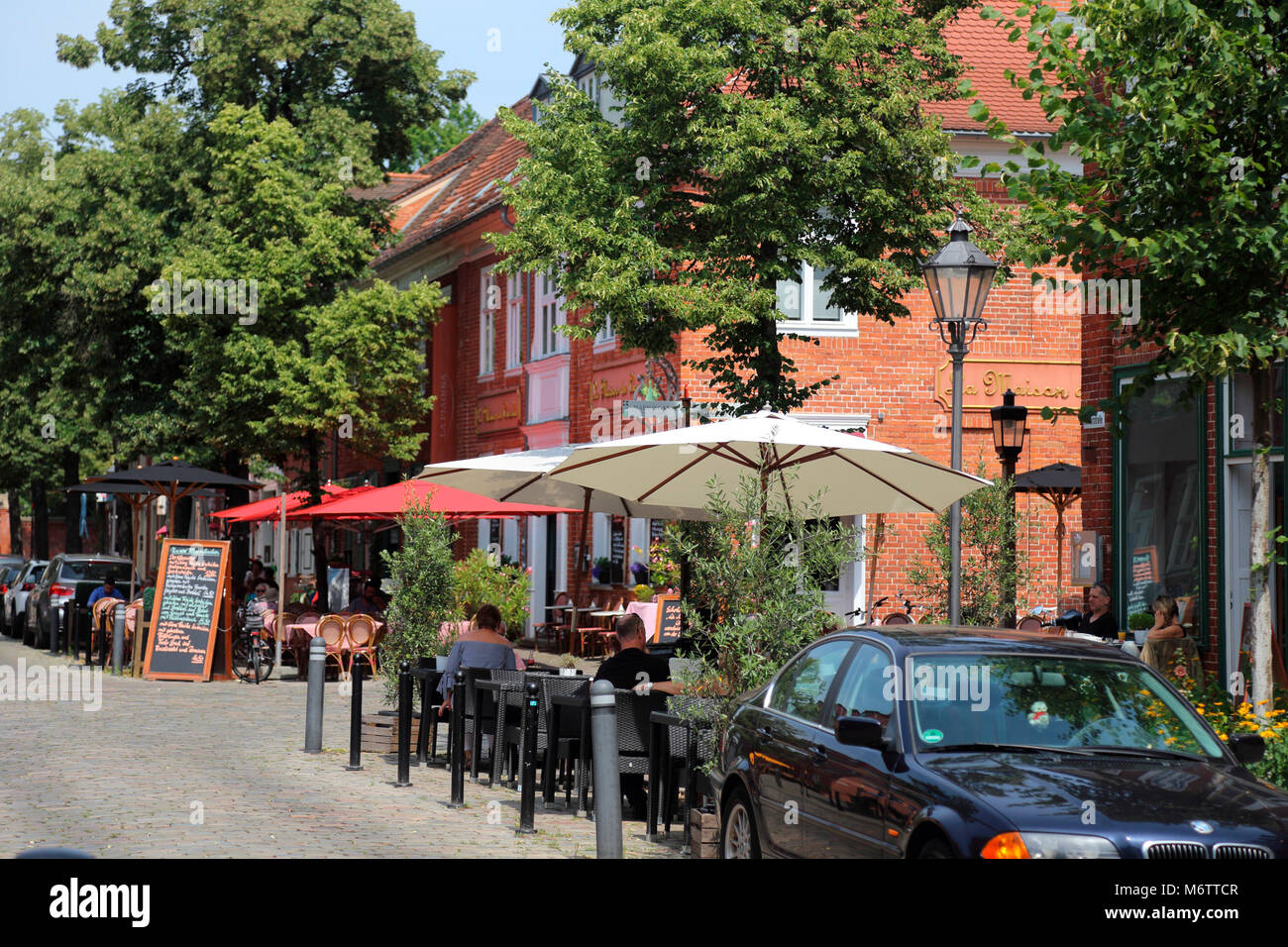 Dutch pavement sidewalk cafe hi-res stock photography and images - Alamy