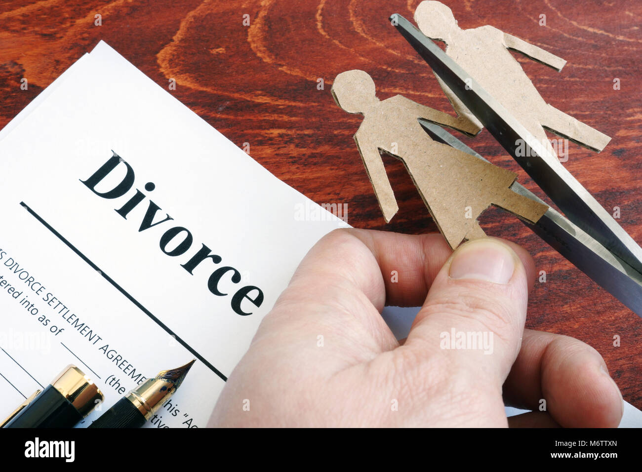 Divorce agreement form and figures of couple. Separation process Stock ...