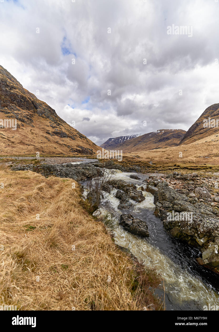 V shaped valley scotland river hi-res stock photography and images - Alamy
