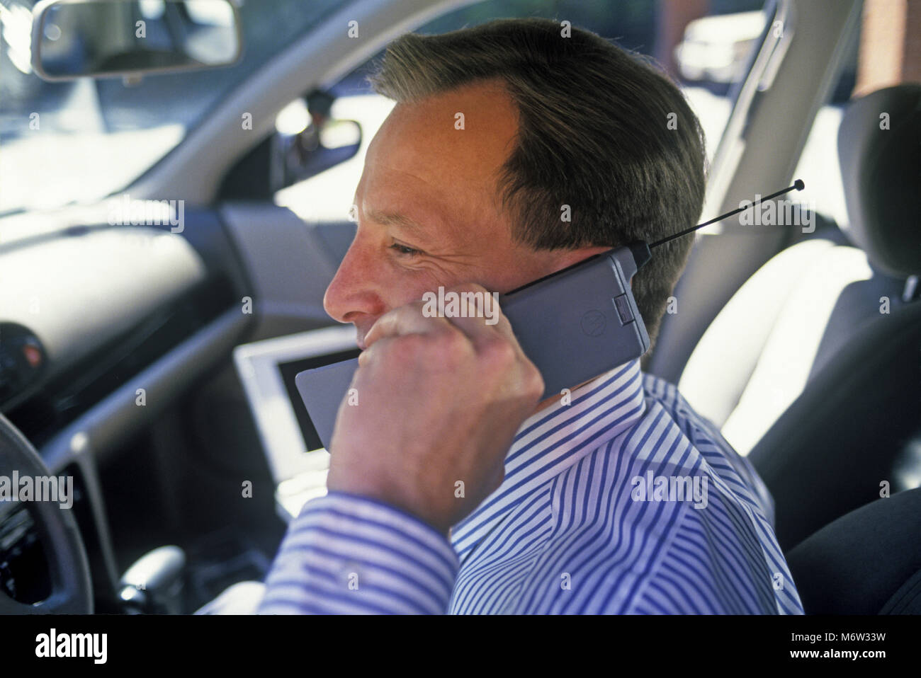 Flip phone 1990s hi-res stock photography and images - Alamy