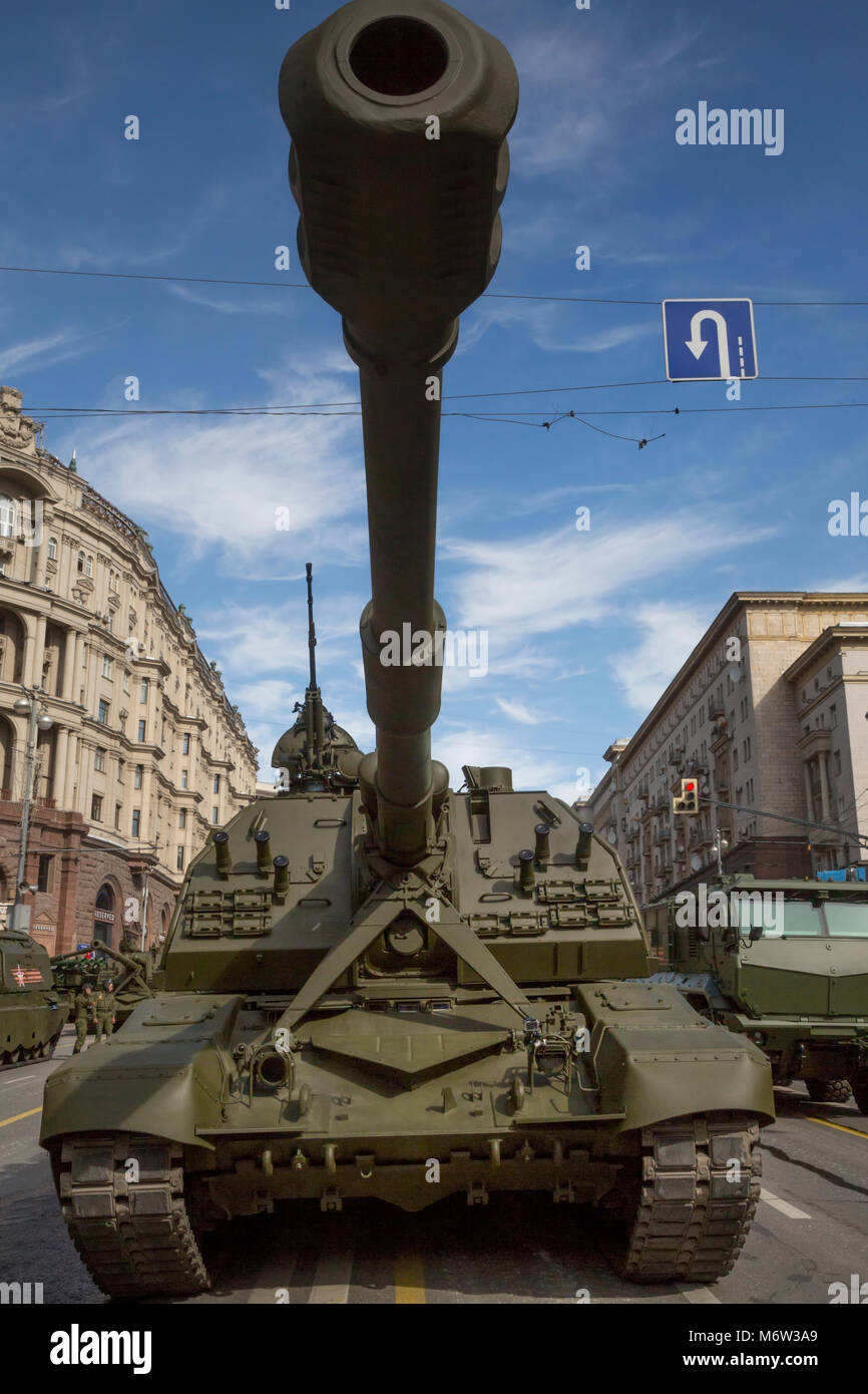 A Koalitsiya-SV self-propelled tracked howitzer before start Victory ...