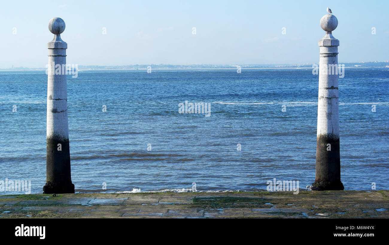 Cais das colunas, Lisbon, Portugal Stock Photo - Alamy