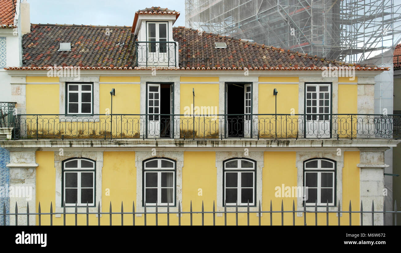 Windows of portugal hi-res stock photography and images - Alamy