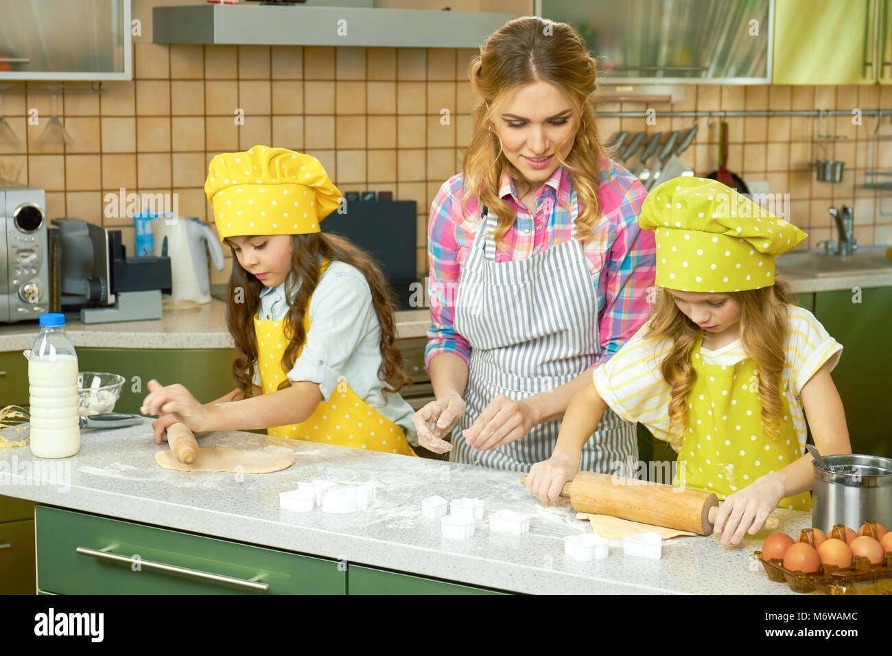 Mother and daughters making pastry Stock Photo - Alamy