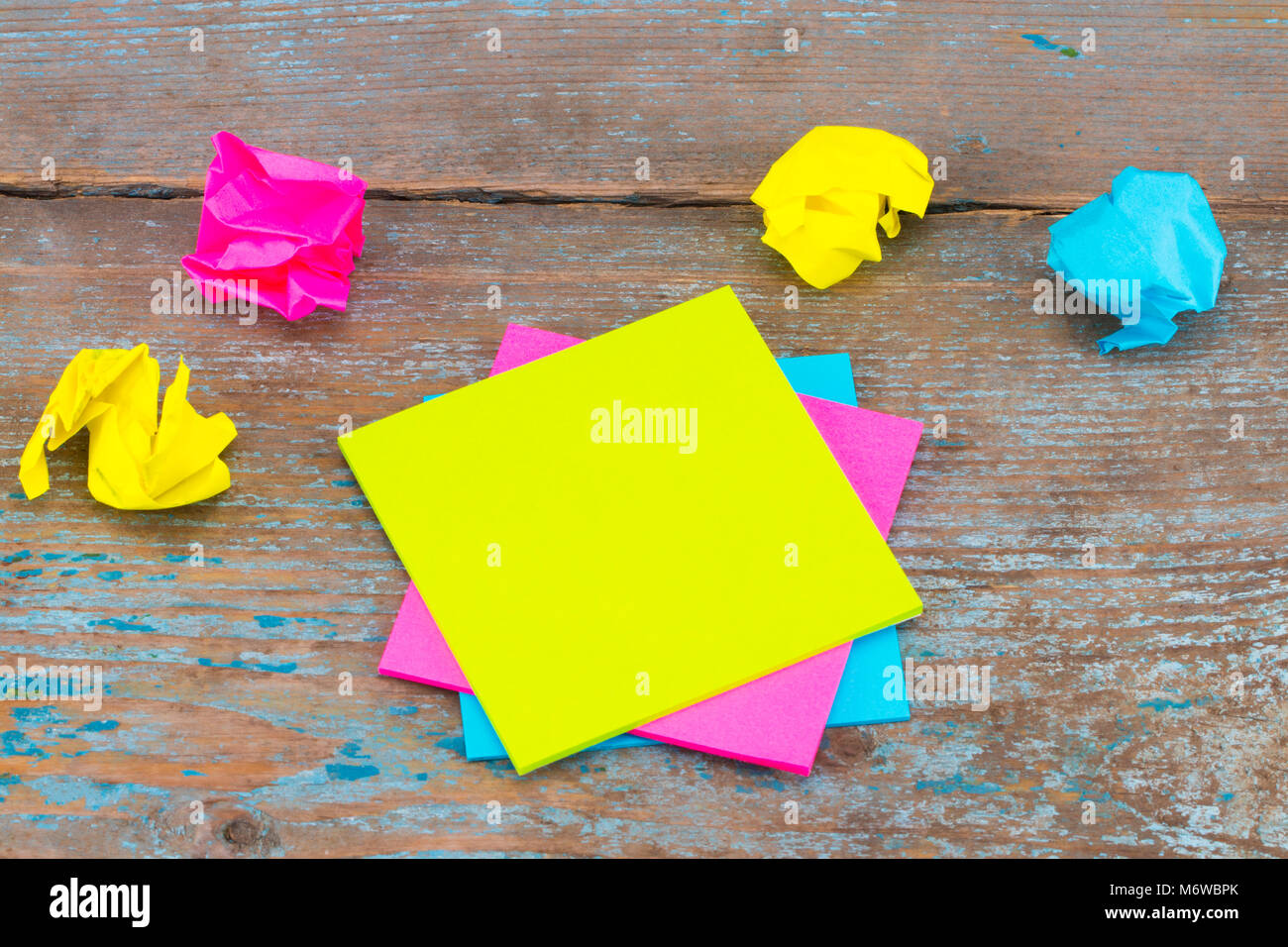 sticky note with crumpled papers on wooden background, business concept ...