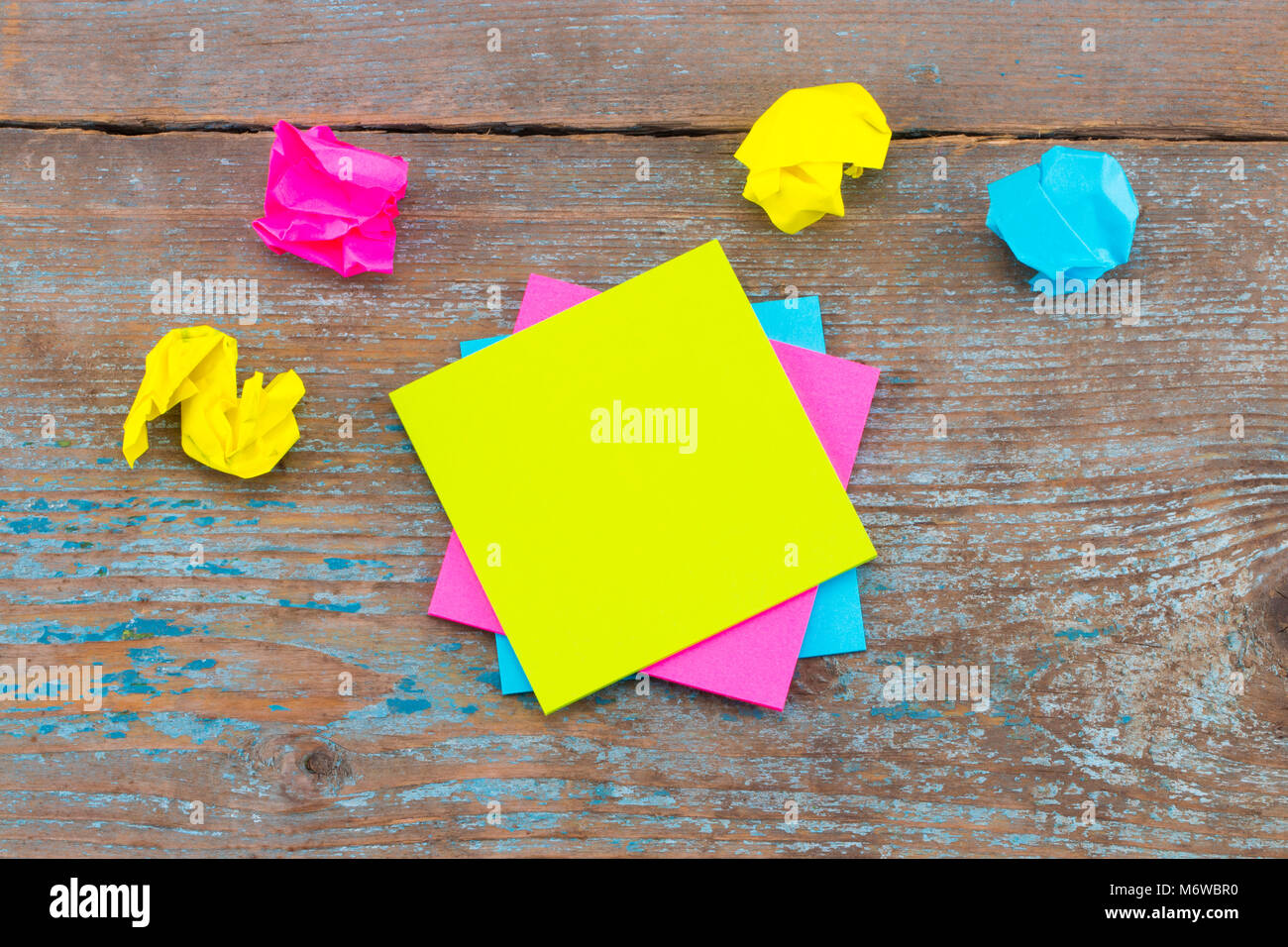 sticky note with crumpled papers on wooden background, business concept ...