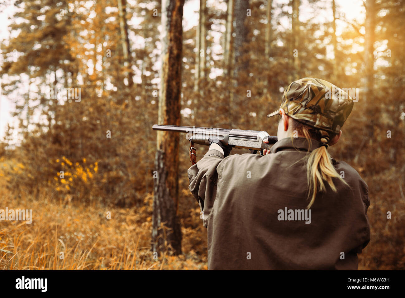 Young woman with hunting rifle hi-res stock photography and images - Alamy