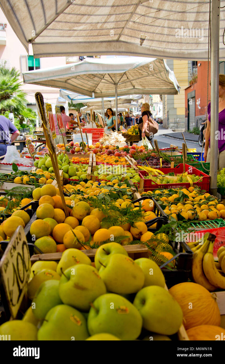 Street food napoli hi-res stock photography and images - Alamy