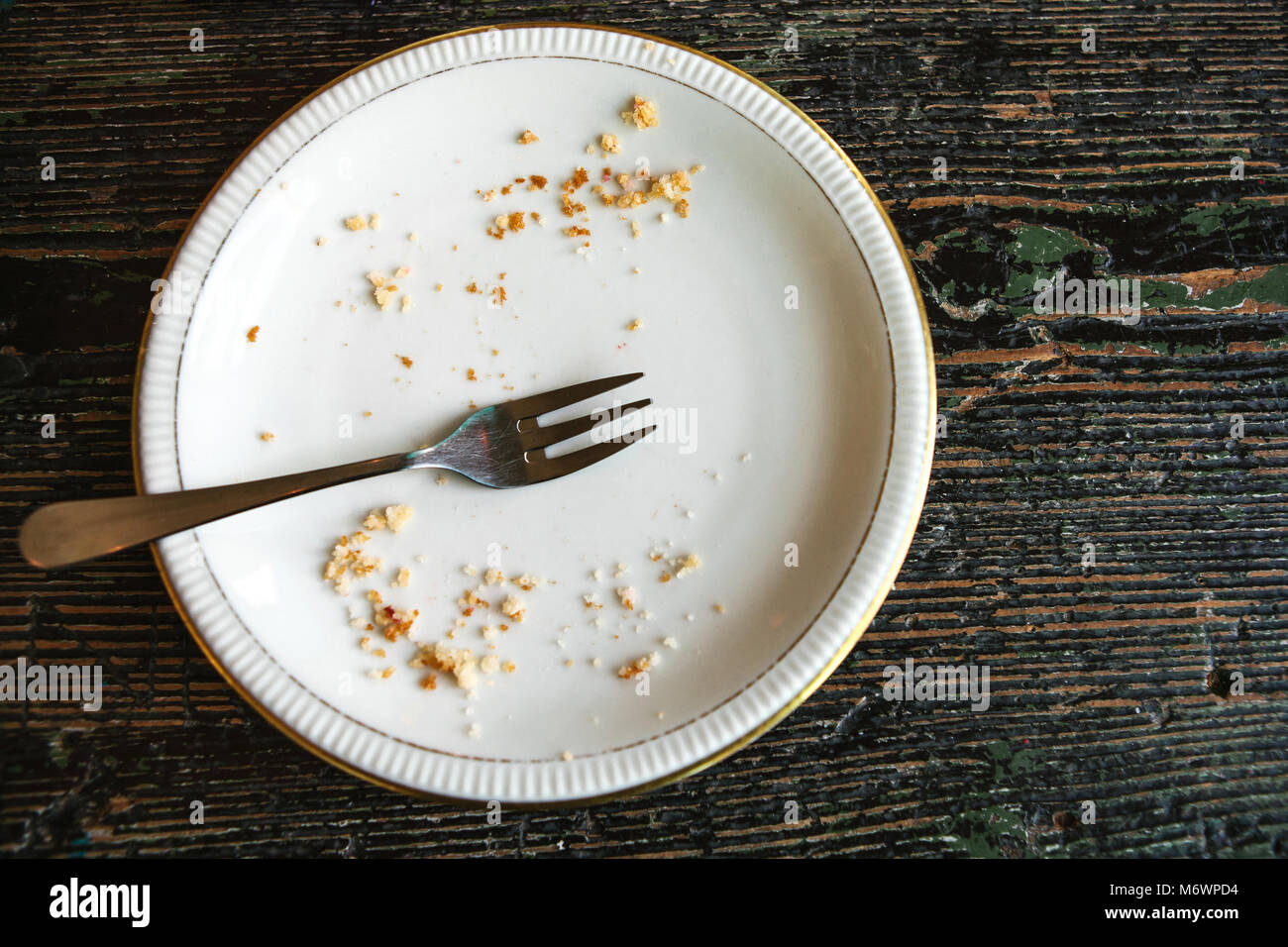 Crumbs on empty plate hi-res stock photography and images - Alamy
