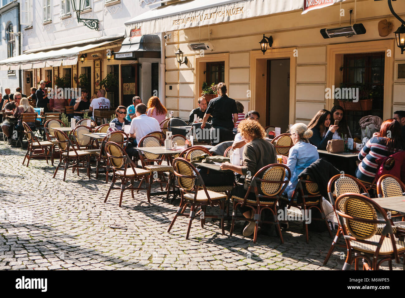 Bridge street cafe scene hi-res stock photography and images - Alamy