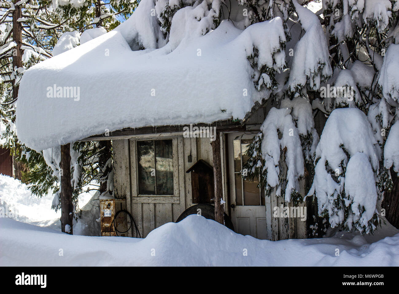 Small Cabin Buried Under Pile Of Snow Stock Photo - Alamy