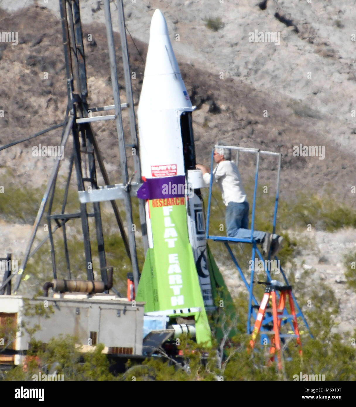 Flatearthmad hi-res stock photography and images - Alamy