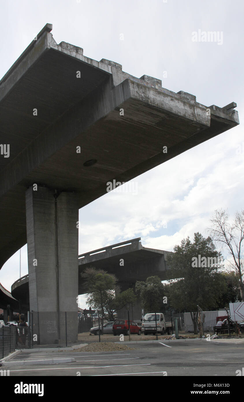 05 March 2018, South Africa, Cape Town: The unfinished motorway bridge ...