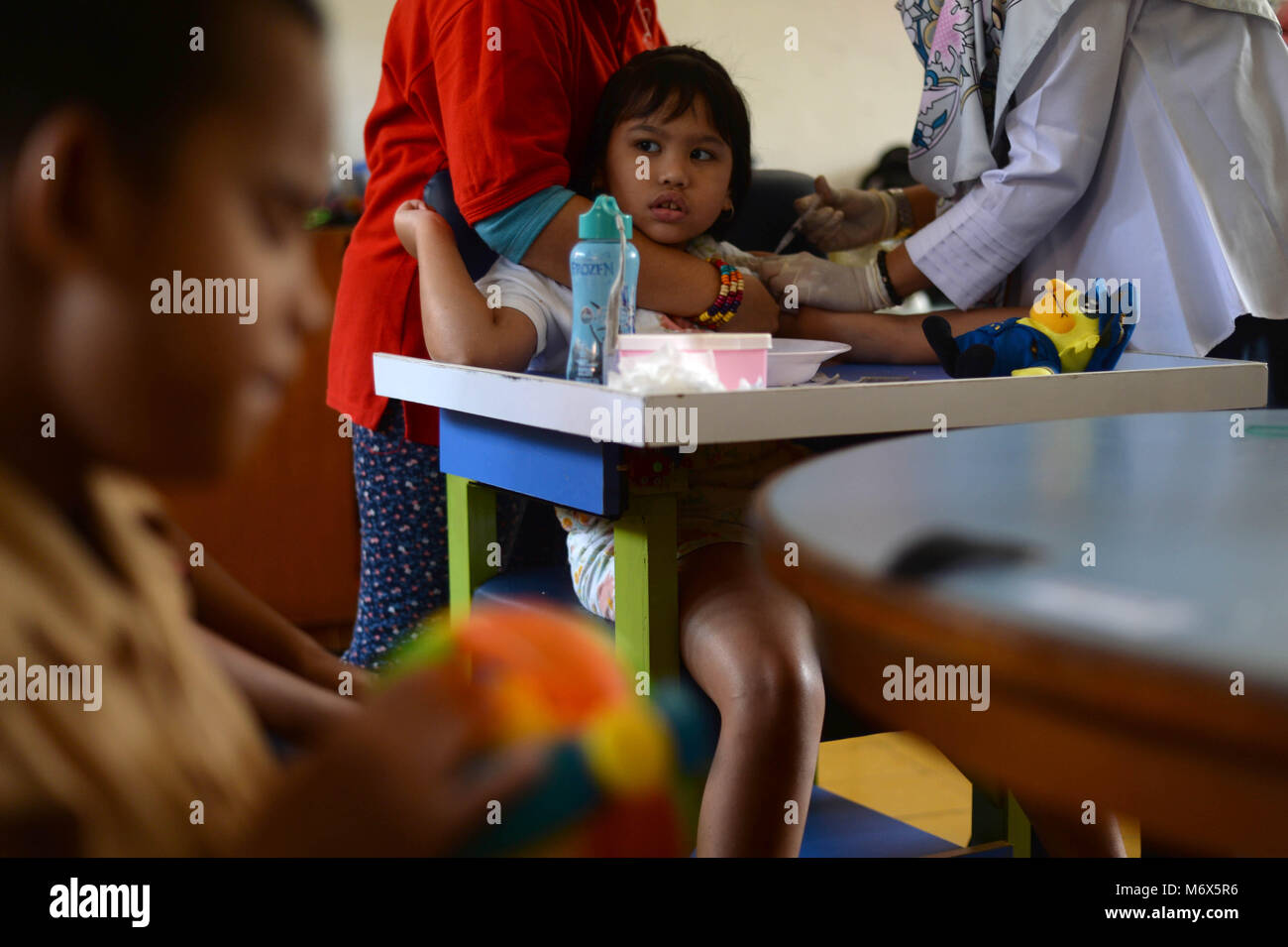 Jakarta, Indonesia. 7th Mar, 2018. A visually impaired girl receives a ...