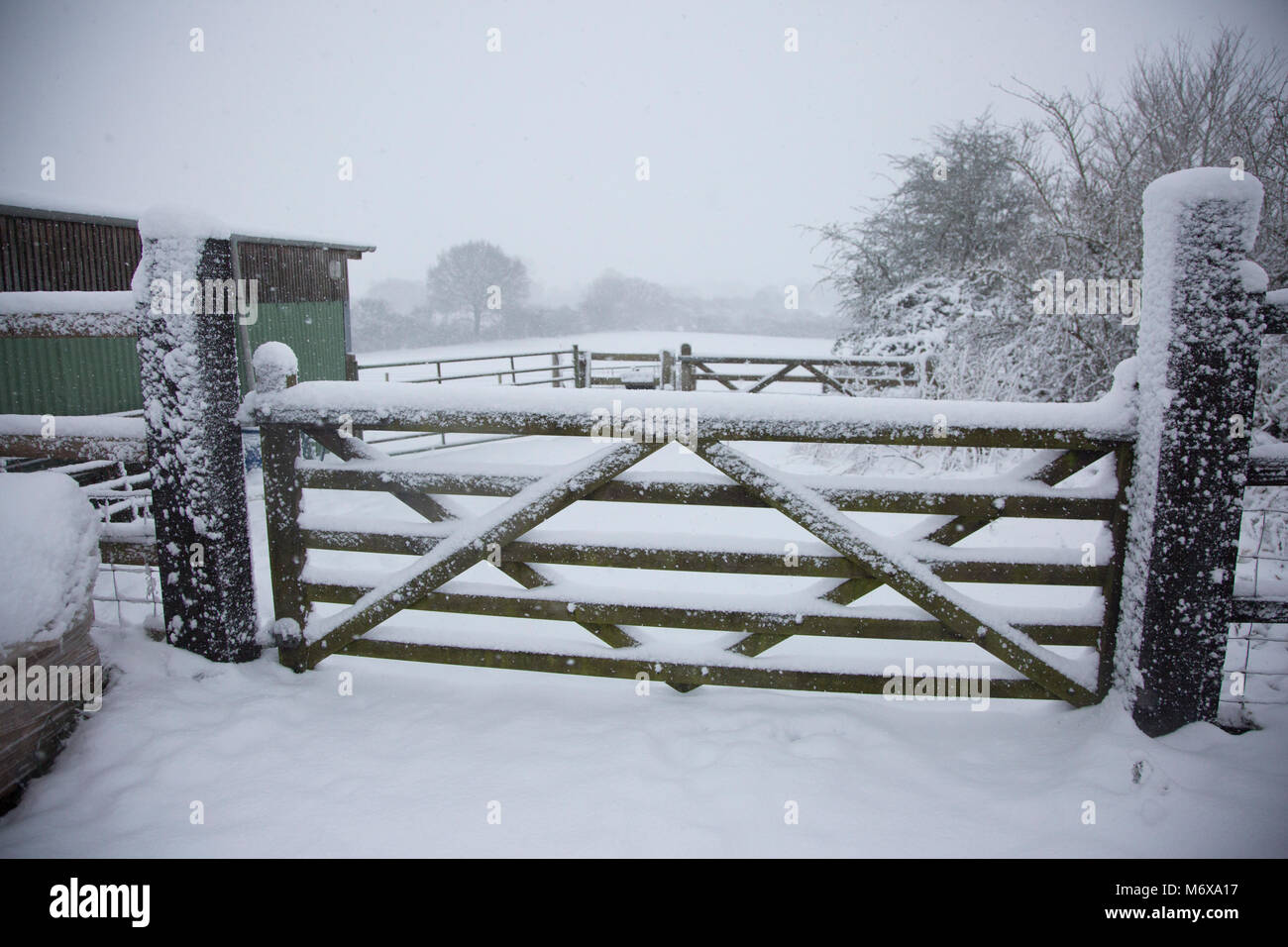 Wooden farm gates hi-res stock photography and images - Alamy