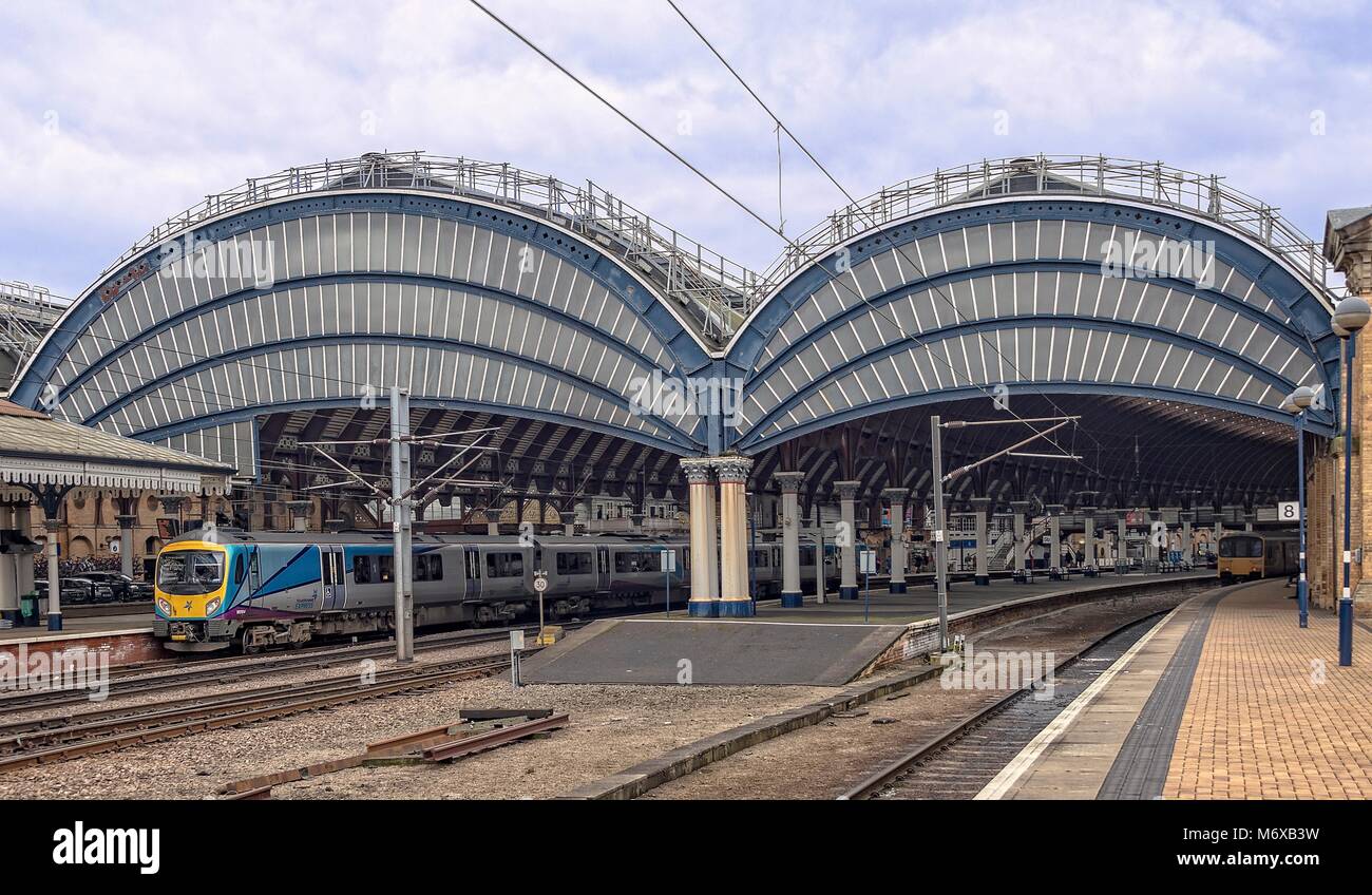 Platform Canopy Station Trains Stock Photos & Platform Canopy Station ...