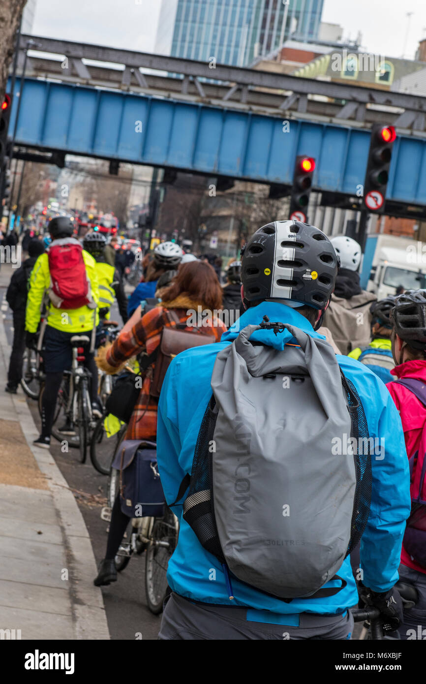 London rush hour busy roads highways hi-res stock photography and ...