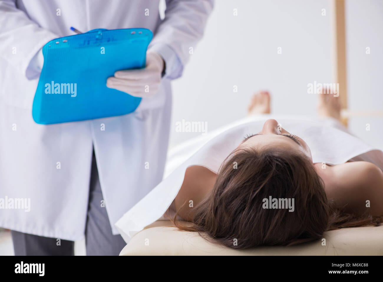 Police coroner examining dead body corpse in morgue Stock Photo - Alamy