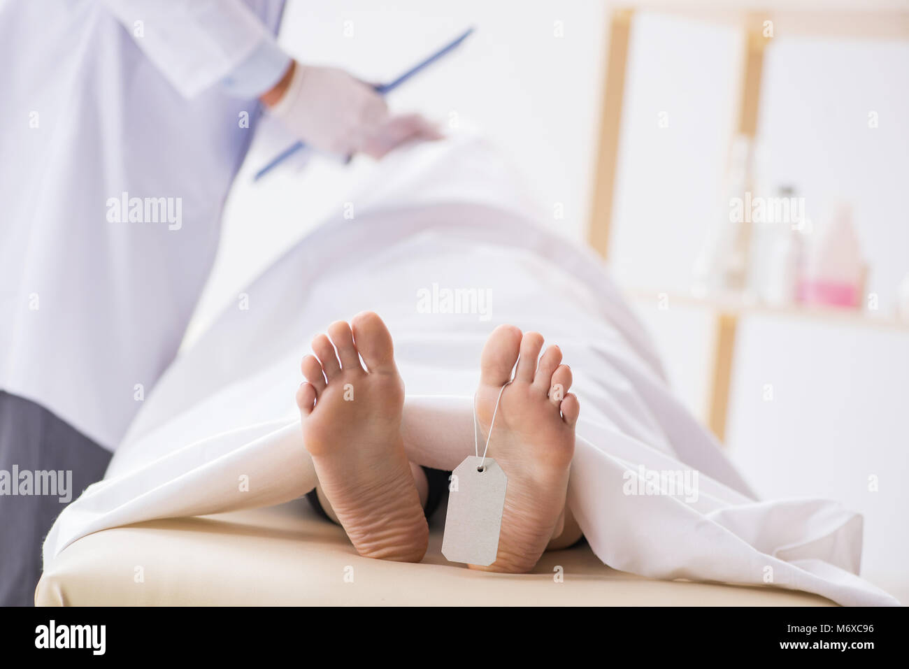 Dead female body and toe tag hi-res stock photography and images - Alamy