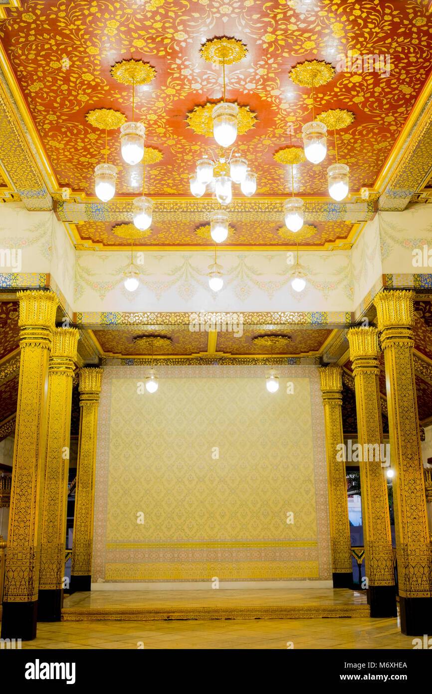 Thai royal building interior - Thai art on the wall and ceiling Stock ...
