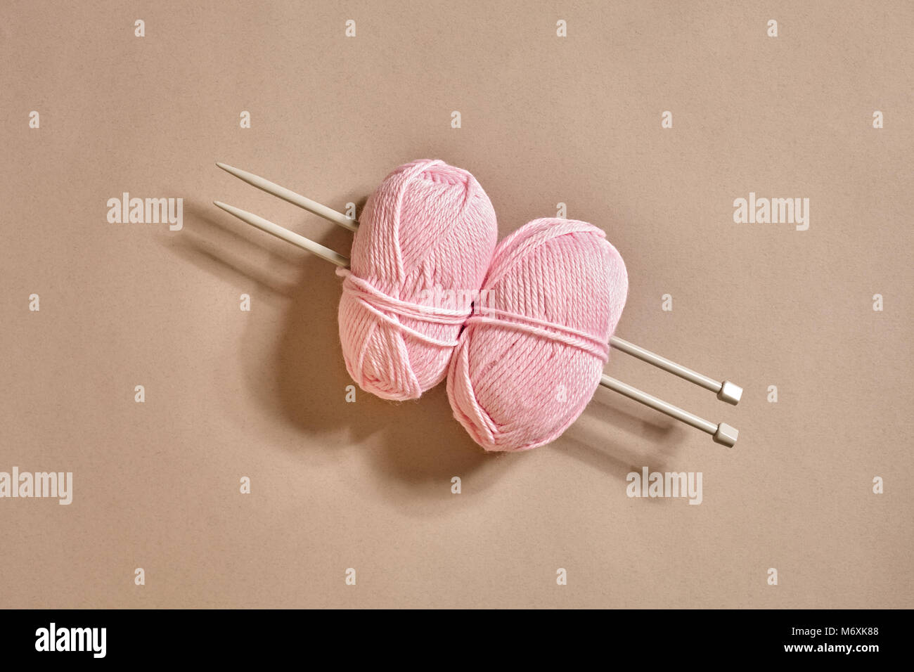 Knitting needles top view hi-res stock photography and images - Alamy