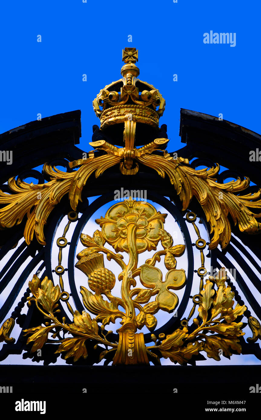 Royal crest buckingham palace hi-res stock photography and images - Alamy