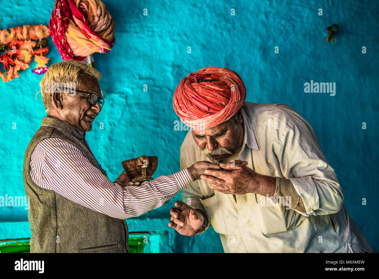 INDIA RAJASTHAN Opium ceremony in a Bishnoi village near Jodhour Stock ...