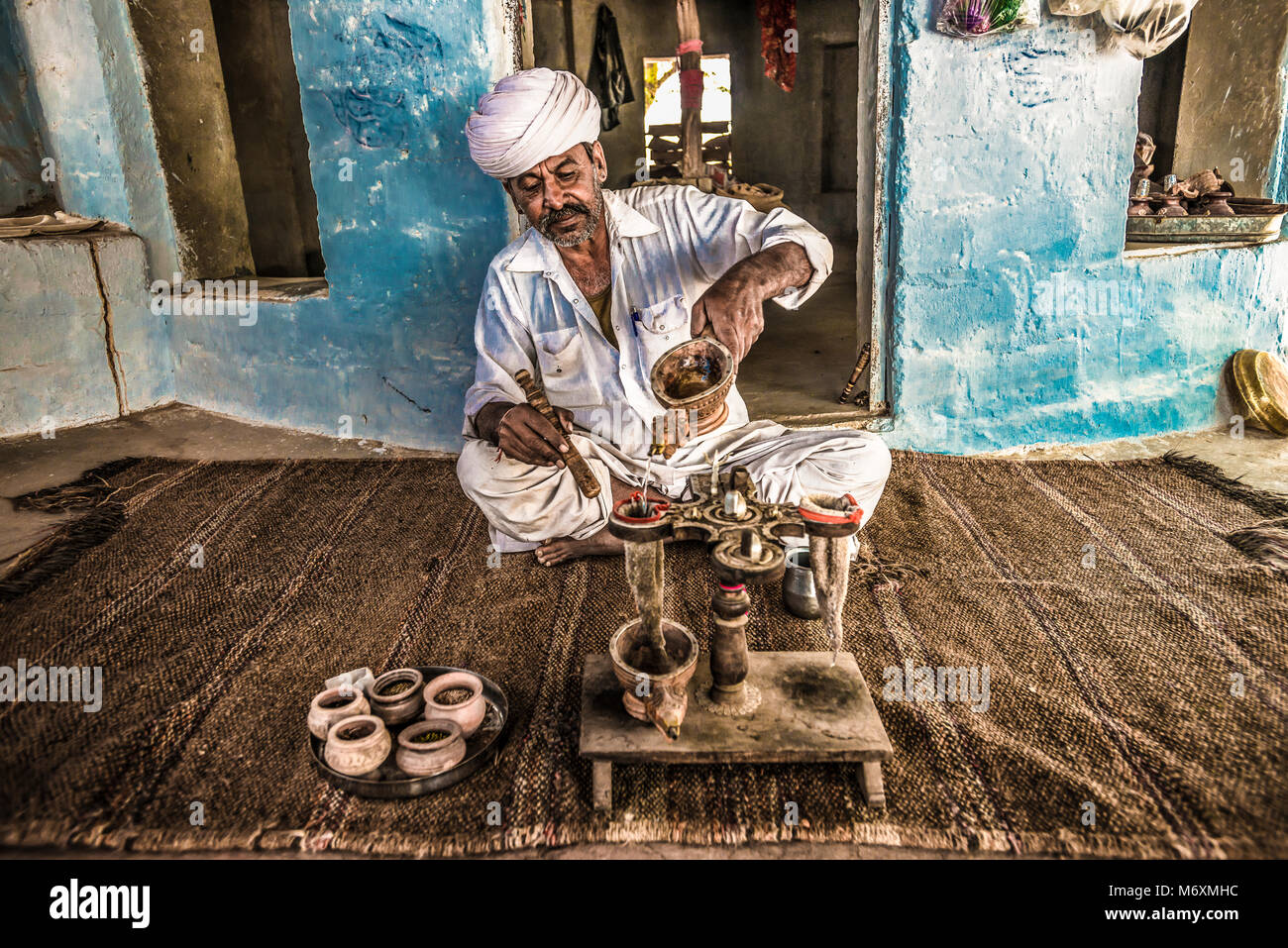 INDIA RAJASTHAN Opium ceremony in a Bishnoi village near Jodhour Stock ...