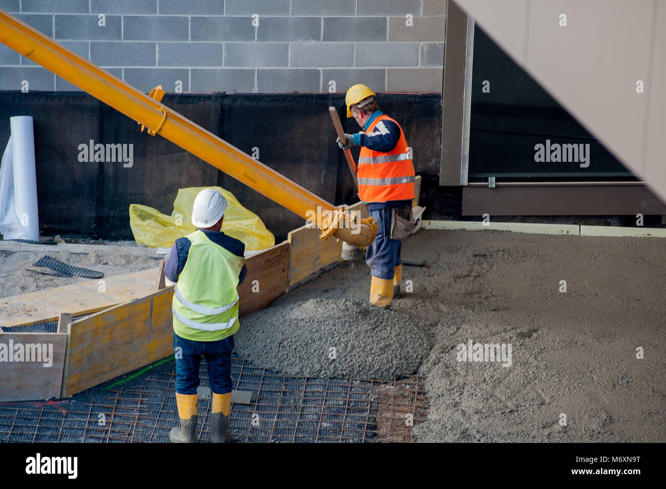 Workers to work with concrete Stock Photo - Alamy