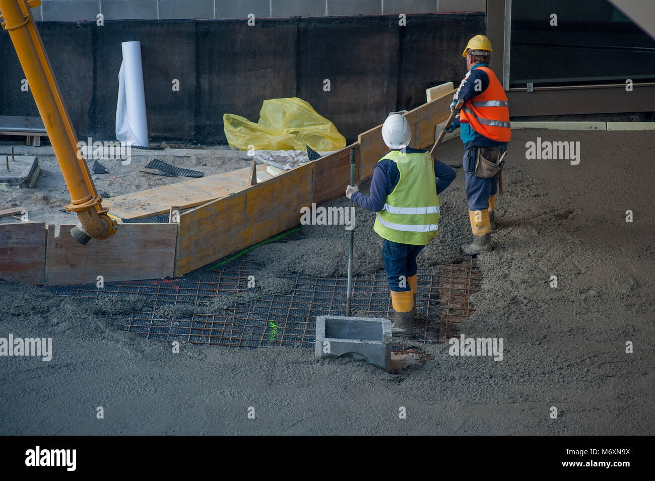 Workers to work with concrete Stock Photo - Alamy